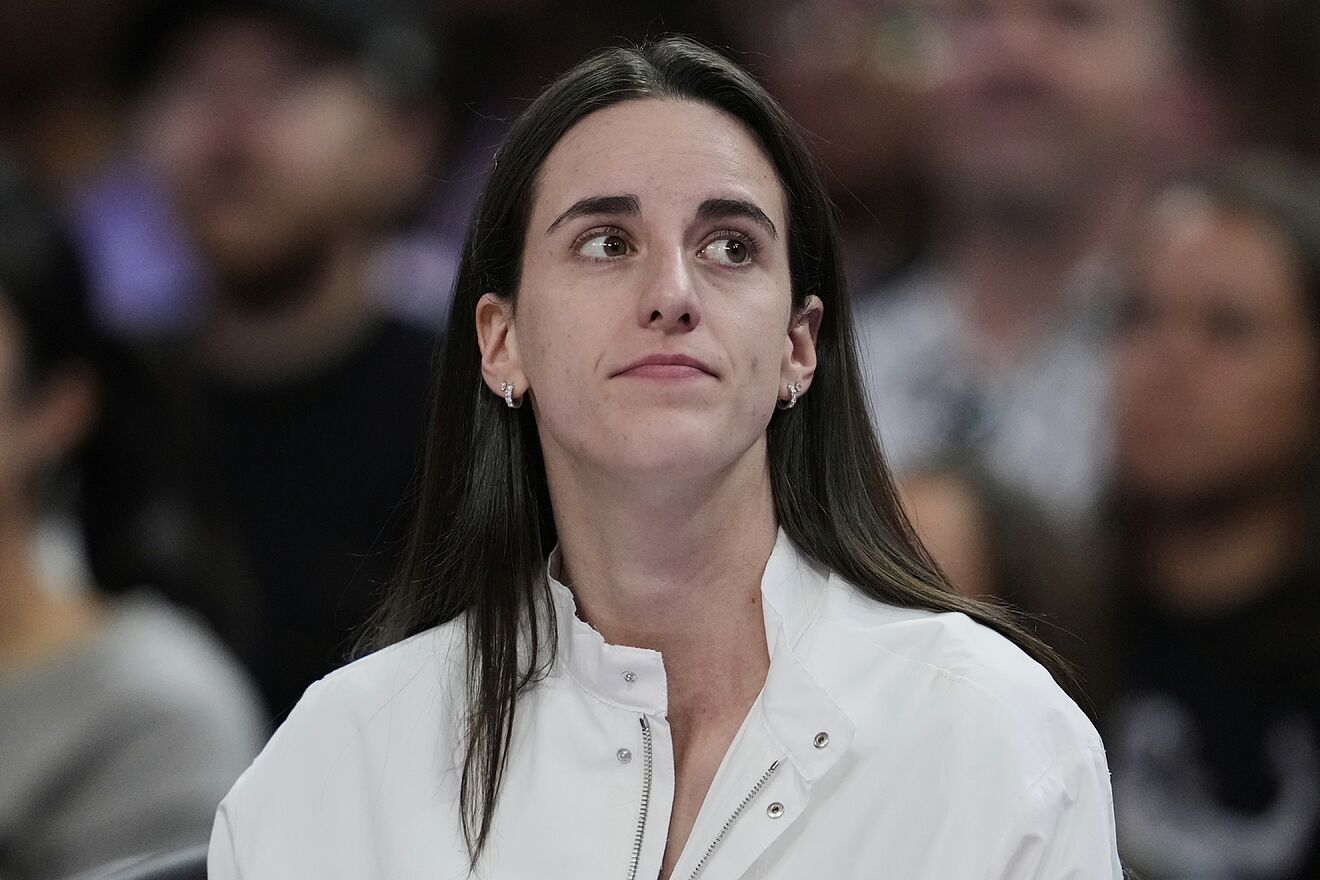 Caitlin Clark joins NBC's 'Sunday Night Basketball' and fans compare ...