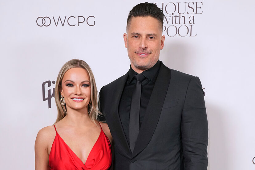 sofia vergara pool dog