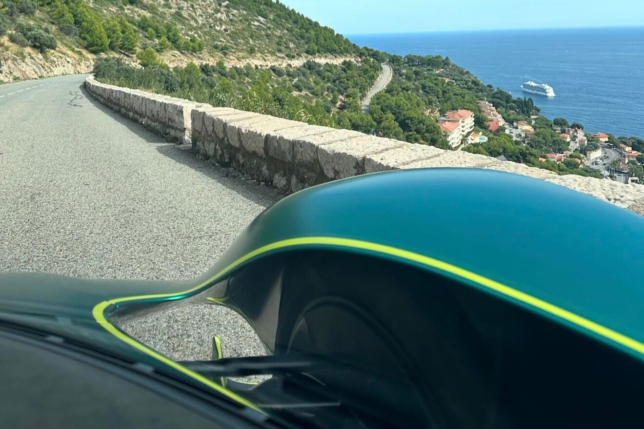 Aston Martin: Fernando Alonso no se baja del Aston Martin ni los domingos sin Fórmula 1 | Marca