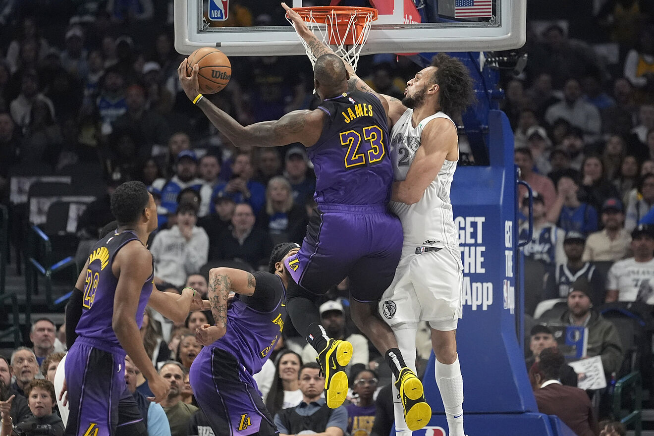 Lebron James turns back the clock with jaw-dropping lefty dunk that ...