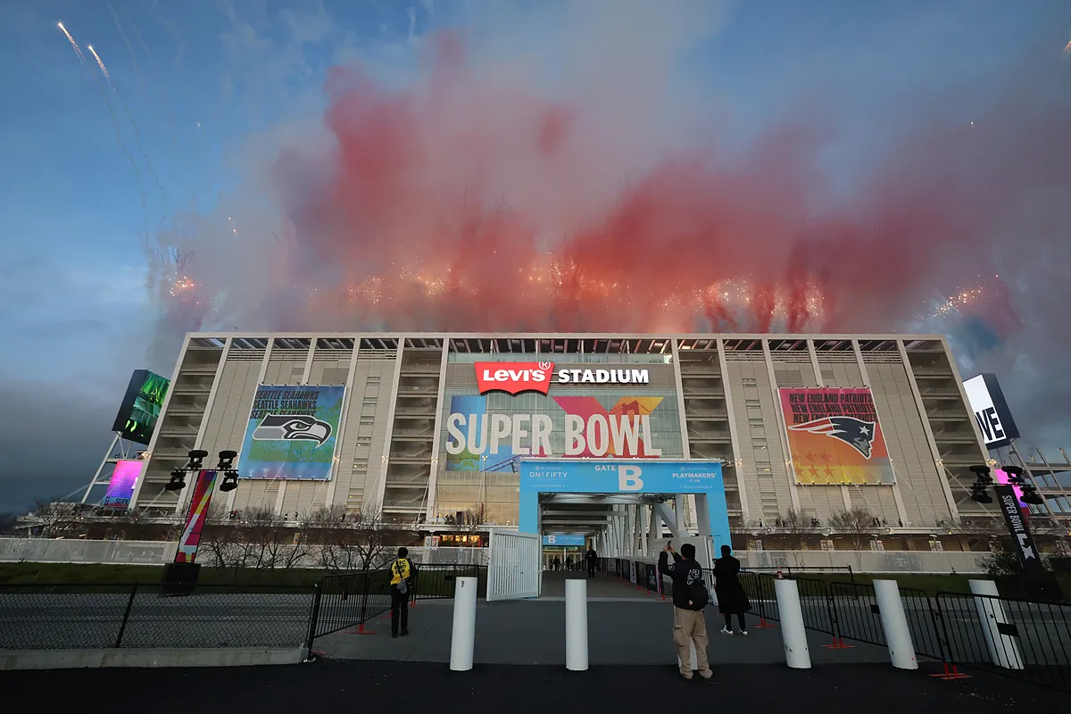 Super Bowl 2026 field intruder films own hectic sprint at Levi's ...