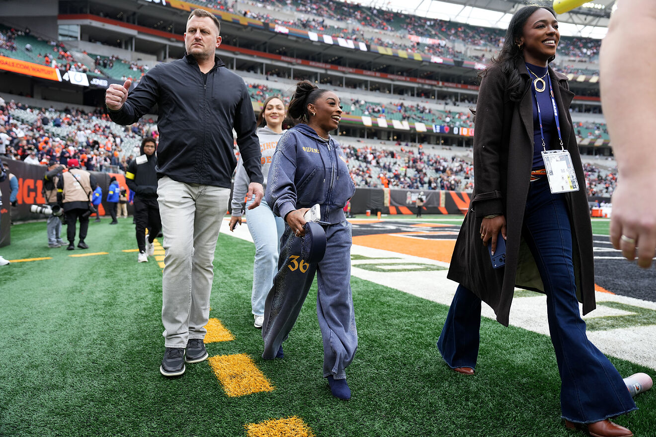Simone Biles turns Bears games into a runway show: Her latest look goes ...