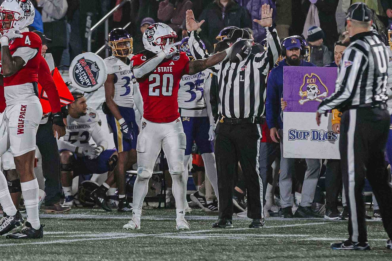 North Carolina State vs. East Carolina game ends in a full field brawl ...