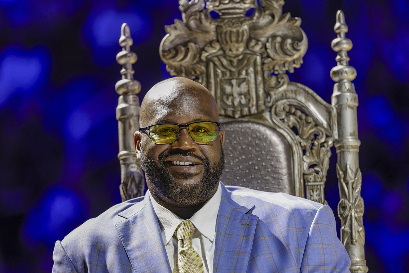 Shaquille O'Neal proves he is the king of photobombing by appearing on ...