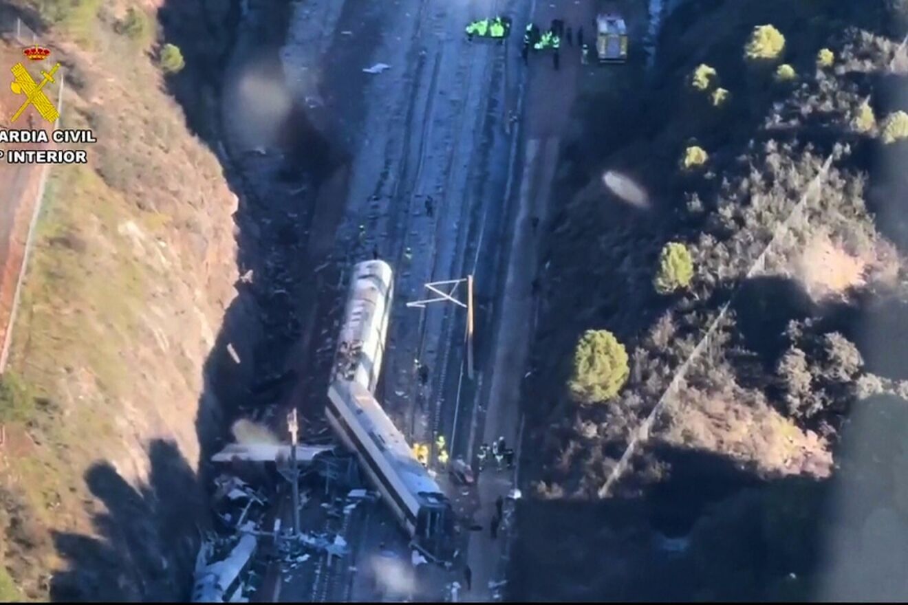 Two high-speed trains derail in Adamuz (Cordoba, Spain): at least 39 ...