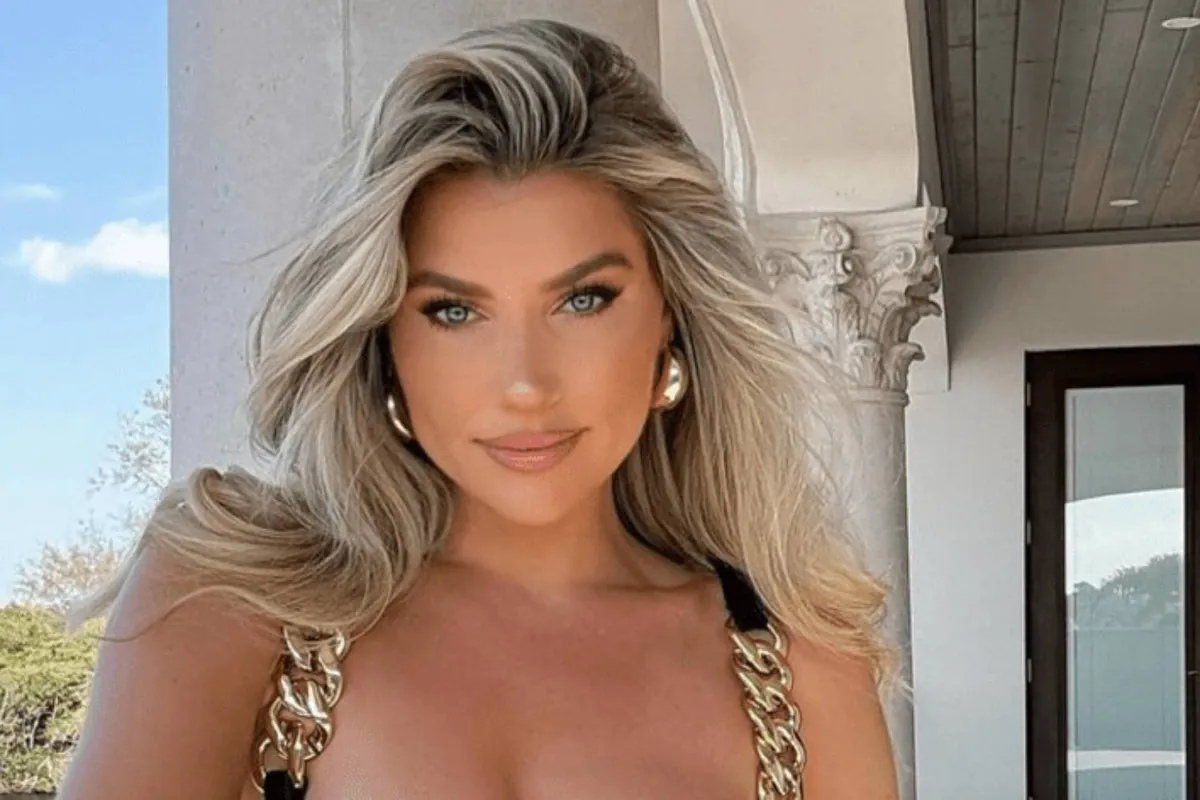 CBS Sports reporter Melanie Collins leaves fans speechless with her ...