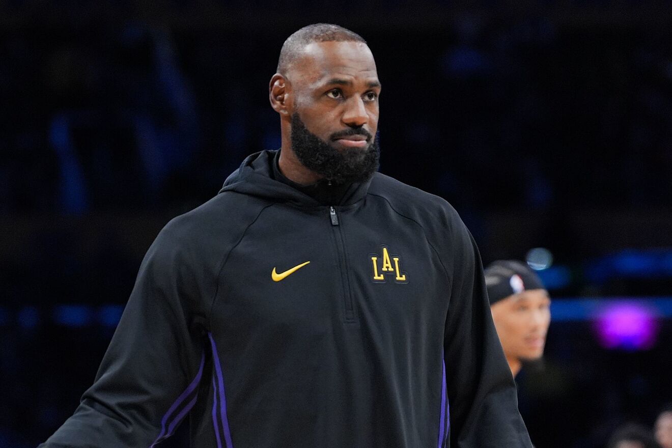LeBron James steps away from the Lakers in the tunnel to share a moment ...