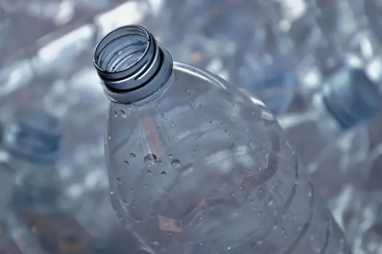 An expert's warning about drinking bottled water: "We drink in a week ...