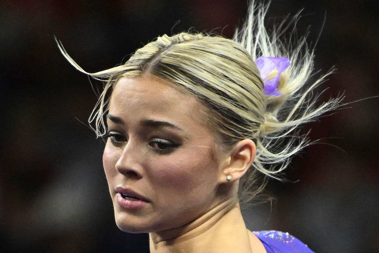 Olivia Dunne smash her feet on the low bar as she tries to deny the ...