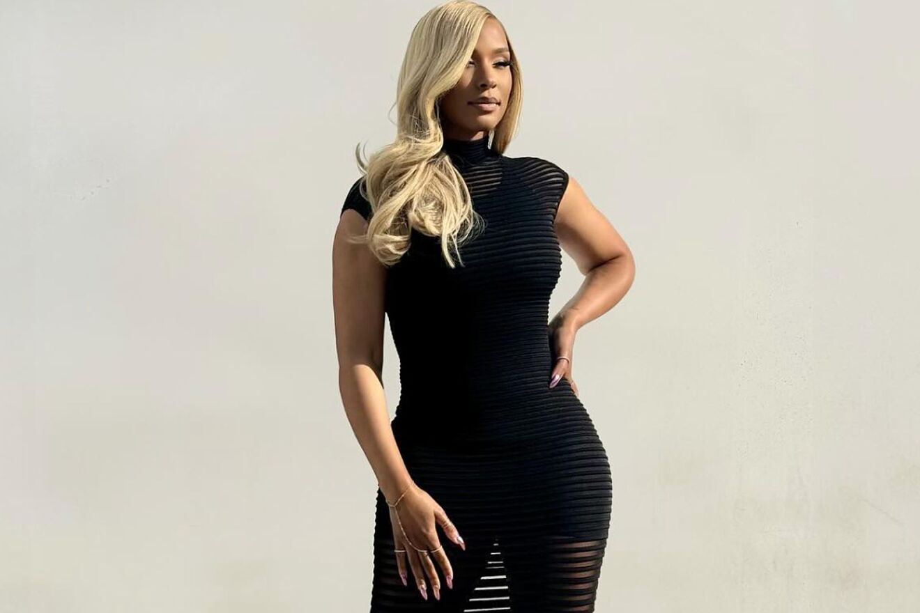 Savannah James shows the power of "a long waist" in a pilates video ...