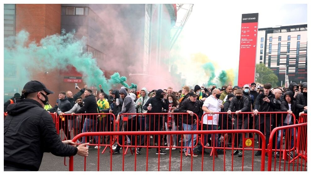 Manchester United vs Liverpool in doubt after pitch invasion | Marca