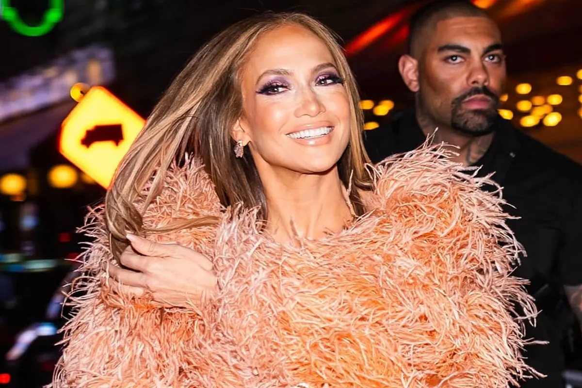 Jennifer Lopez gets flirty with mystery man during wild night on a ...