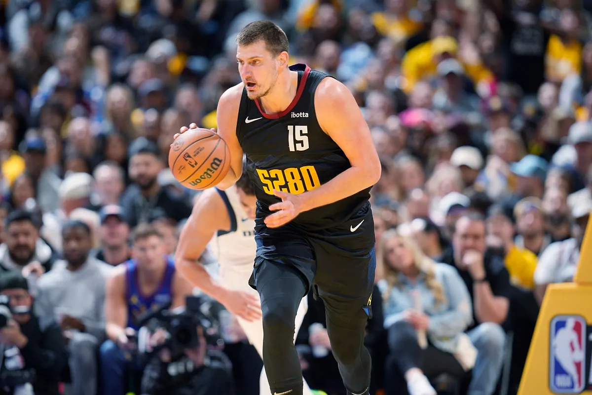 Nikola Jokic tries to read the minds of reporters in hilarious ...