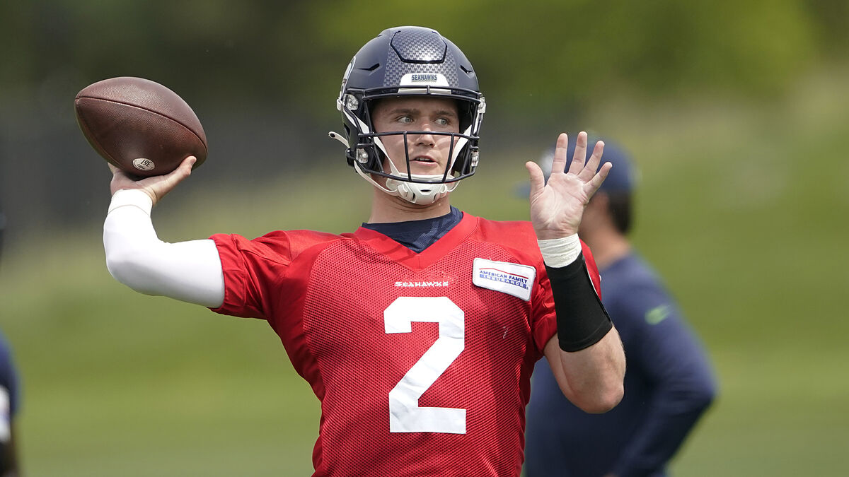 quarterback throwing