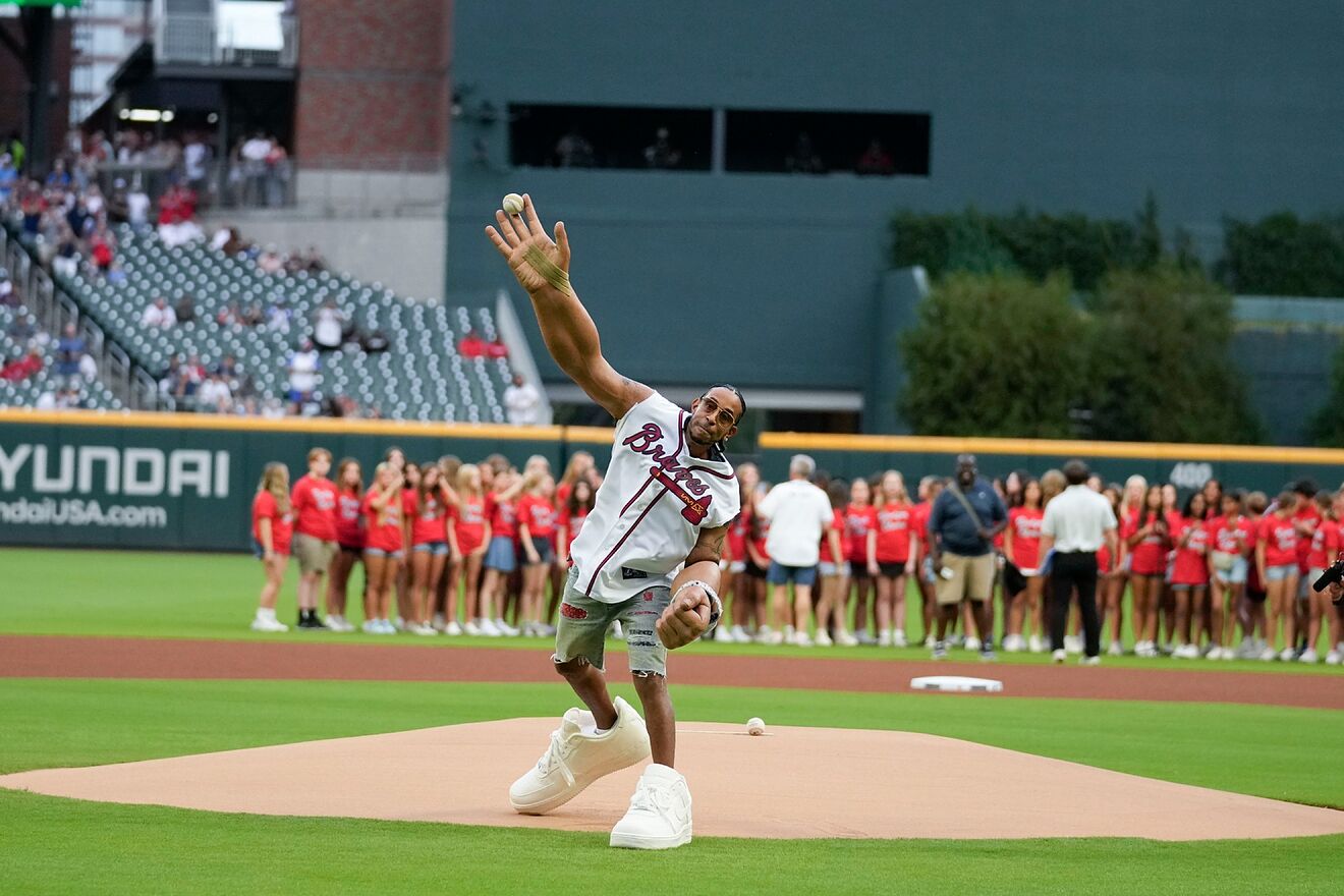 Rapper Ludacris throws one of the weirdest first pitches in MLB history ...