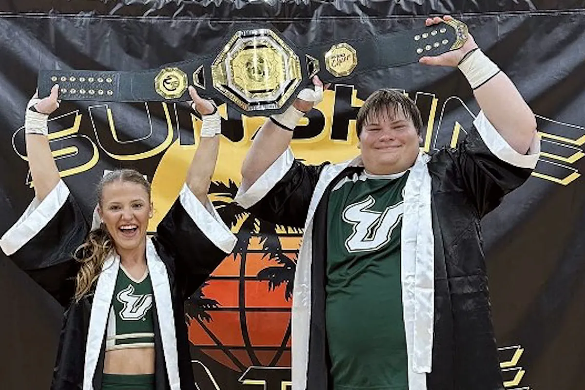 Student lifts girl with one hand in flawless cheerleading routine that ...