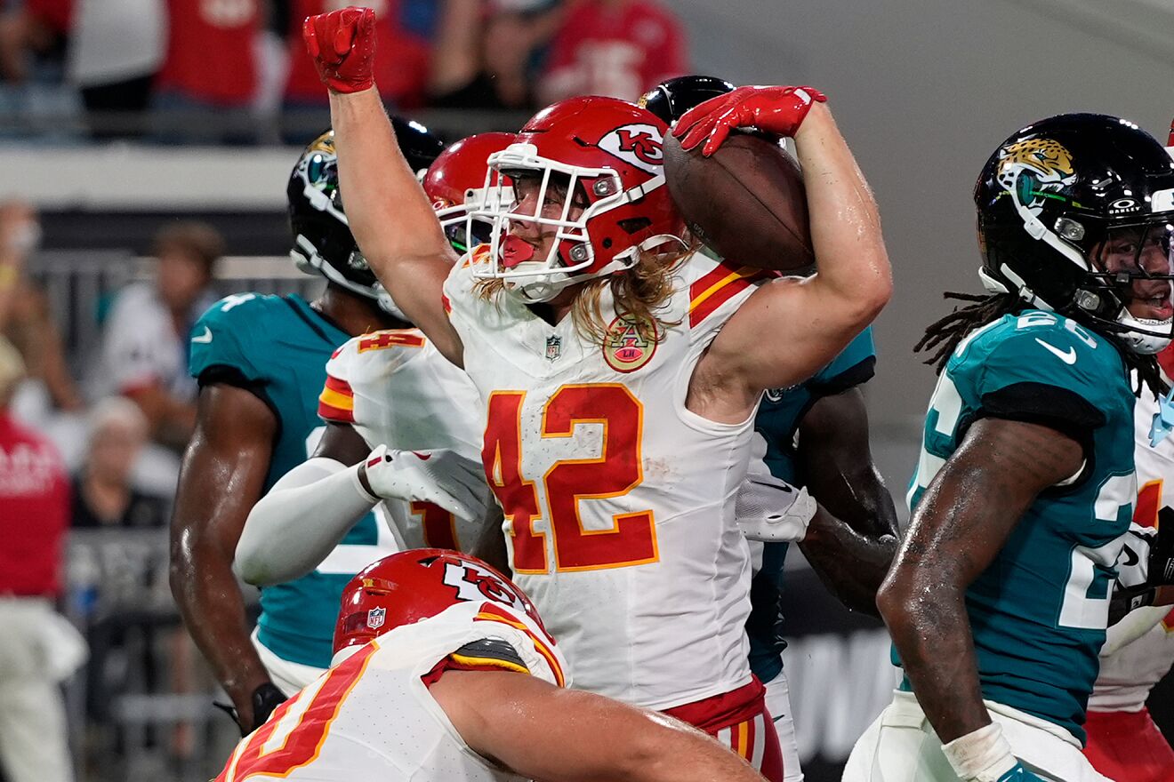 Chiefs RB Carson Steele's picture with pet alligator goes viral but ...