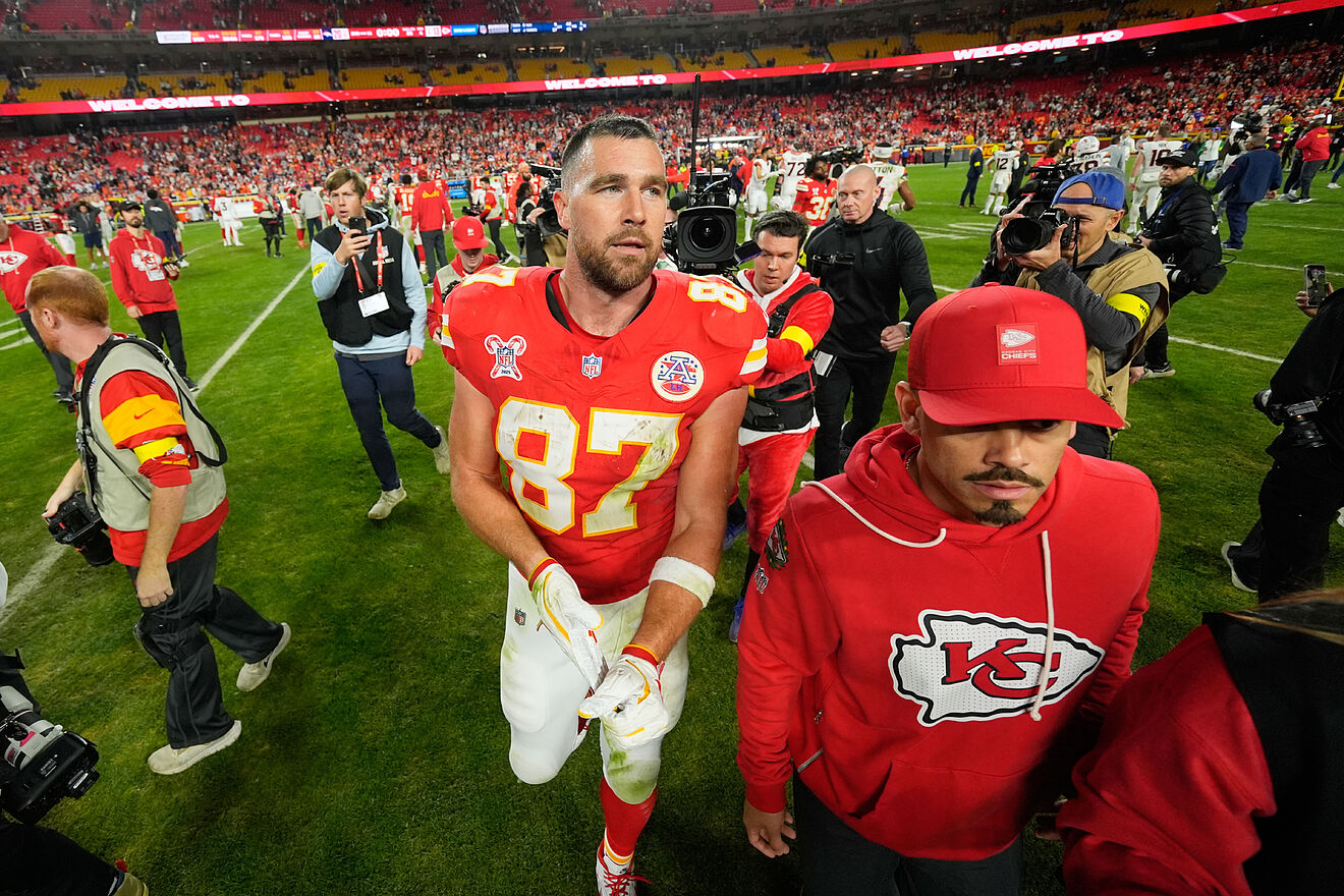 Chiefs staffer clashes with Prime Video cameraman while following ...