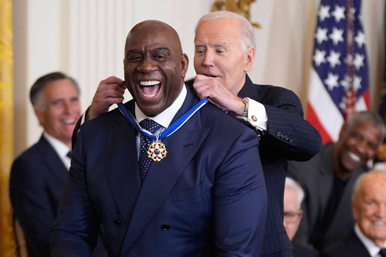 Magic Johnson's joke to Joe Biden on receiving the Presidential Medal ...