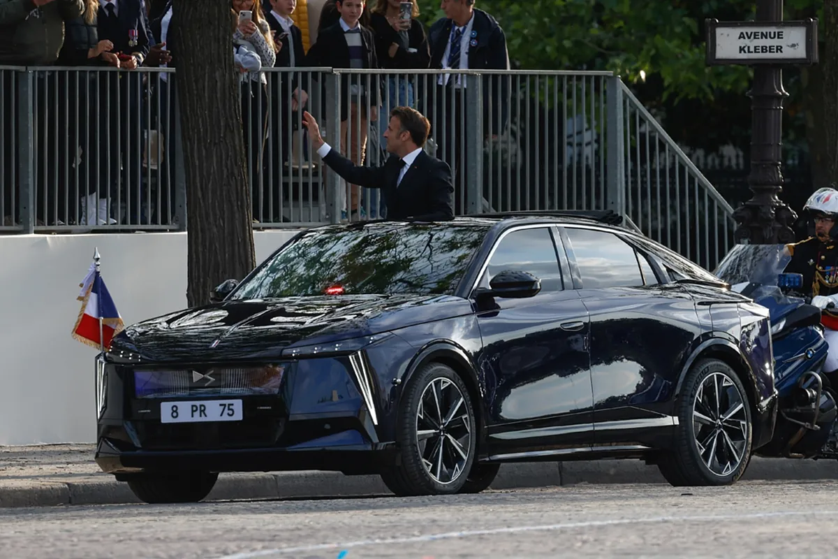 Macron debuts presidential car: his DS No. 8 has something that Trump's ...