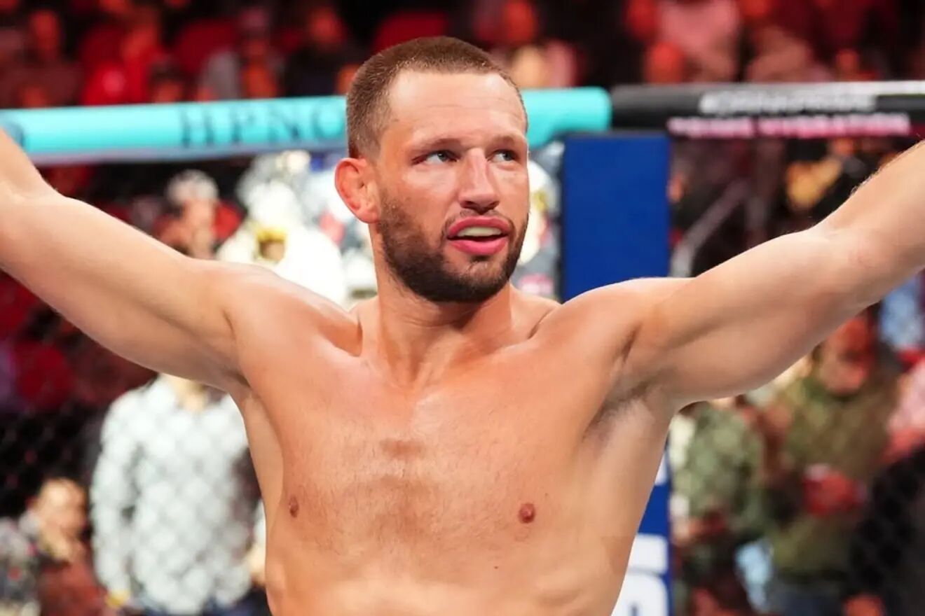 De Ridder remains undefeated in the UFC after beating Whittaker at UFC ...