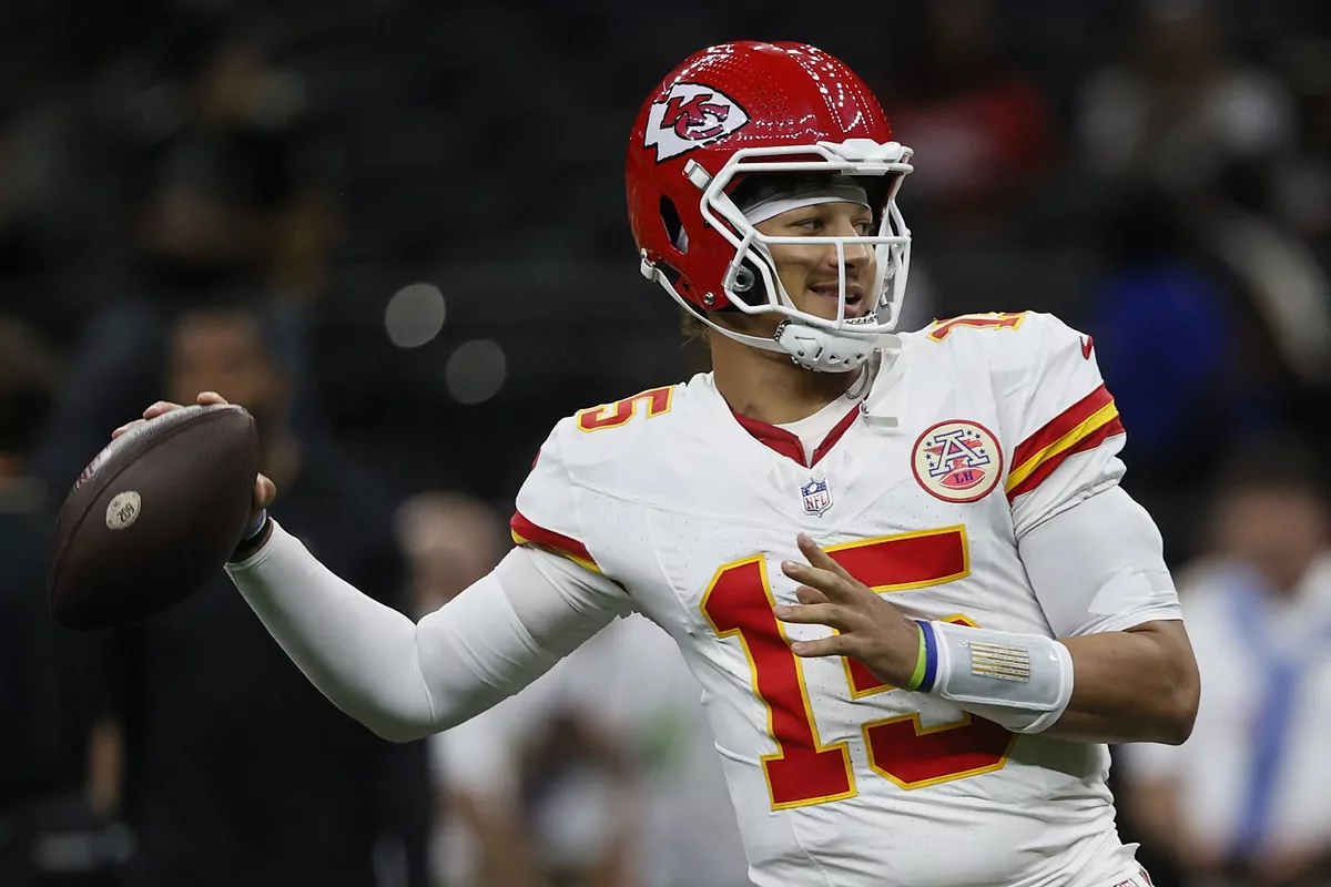 The strange reason why Patrick Mahomes chooses a big helmet and puts it ...