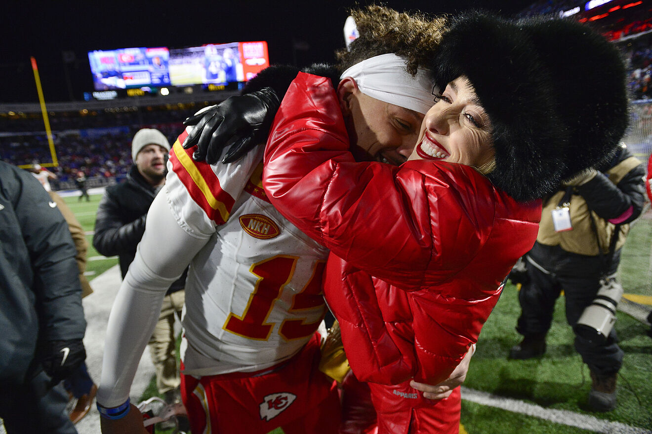Brittany and Patrick Mahomes share a chaotic kitchen moment during ...