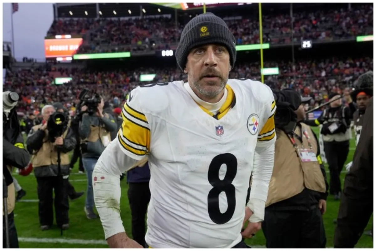 Aaron Rodgers explodes against a reporter and stroms out completely ...