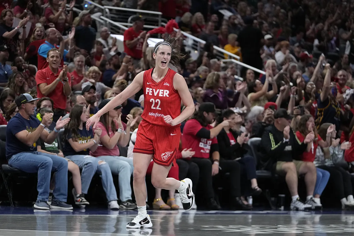 Caitlin Clark's historic performance brings the crowd to its feet after ...