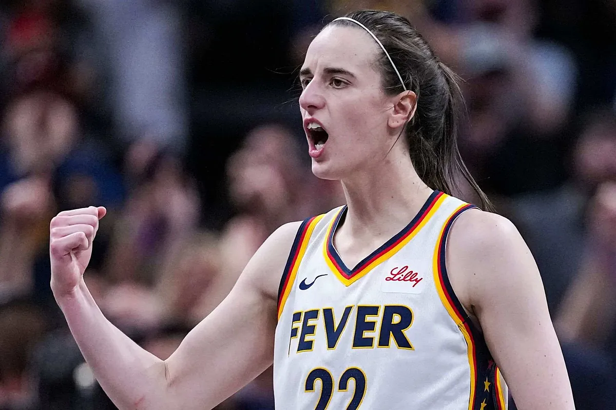 Caitlin Clark uses hair gesture to show the ref she doesn't care about ...